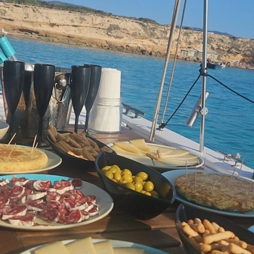 Ibiza: Boat Trip with Banana Boat, Food & Premium Open Bar | Andalucia.com